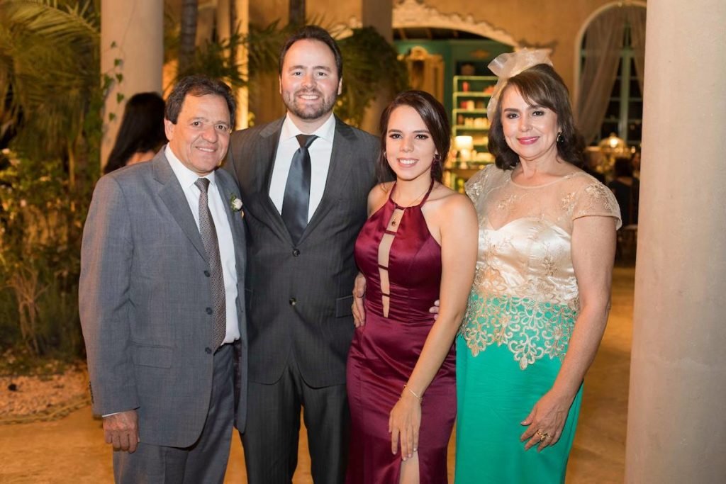 Raquel Ribeiro e Daniel Caputo Bastos celebram união ao entardecer ...