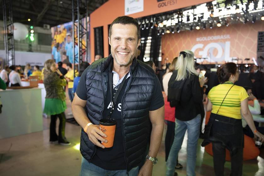 Luan Santana faz show em hangar da Gol após jogo do Brasil | Metrópoles