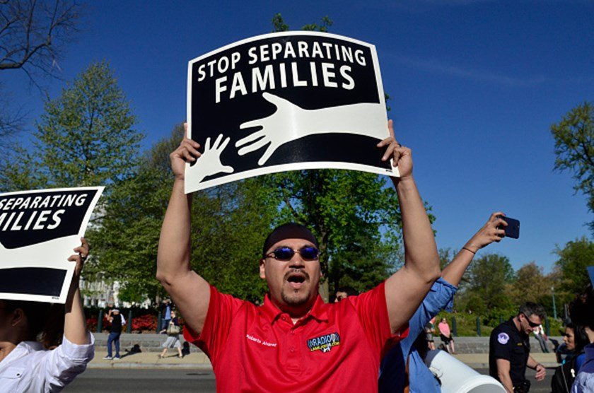 Nos EUA, milhares protestam contra política migratória de Trump ...