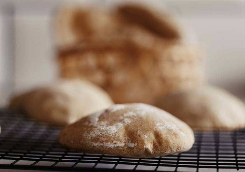 Versátil e saboroso: faça pão sírio em casa de maneira muito prática ...