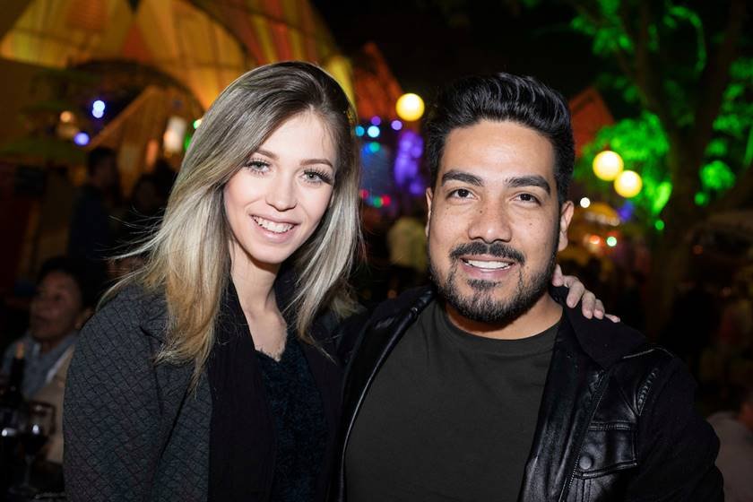 Com forte repertório de samba, cantora Maria Rita anima o Na Praia