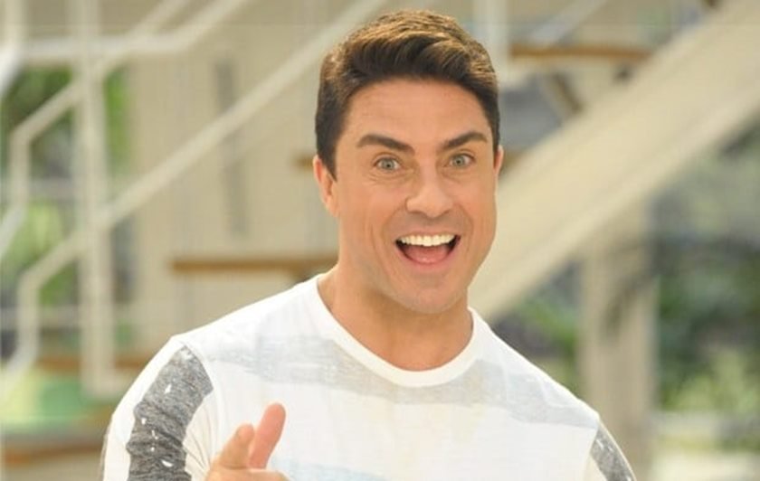 Marcelo Augusto celebra 47 anos ao lado do namorado e dos pais | Metrópoles