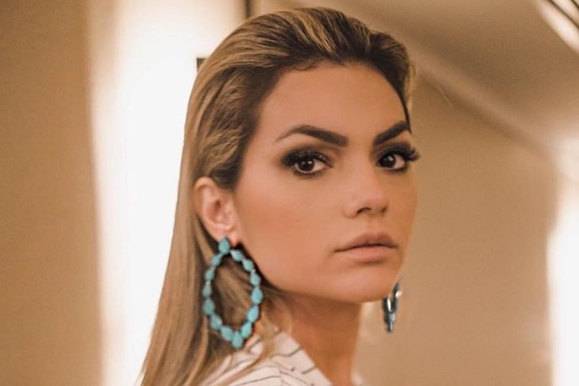 Kelly Key posa de biquíni e deixa escapar tatuagem em região íntima Kelly Key posa de biquíni e deixa escapar tatuagem em região íntima