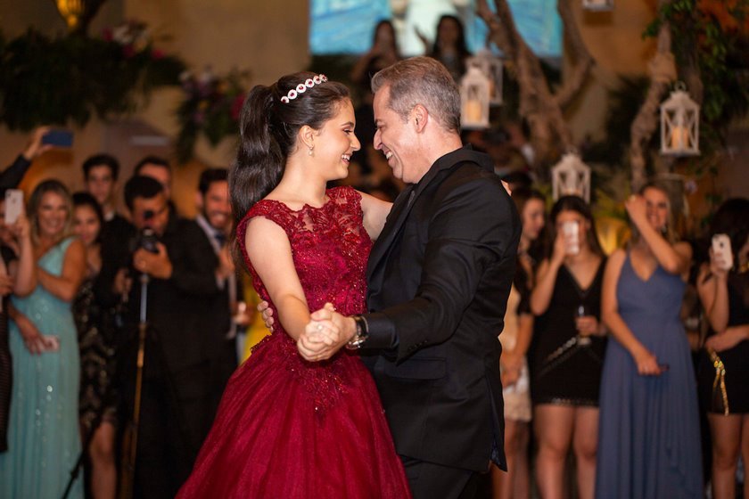 Valentina Delella comemora os 15 anos com festa entre amigos | Metrópoles