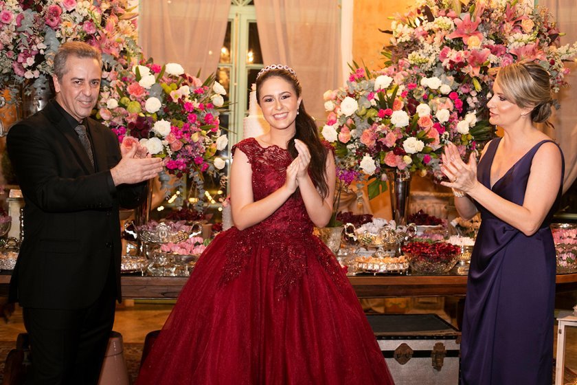 Valentina Delella comemora os 15 anos com festa entre amigos