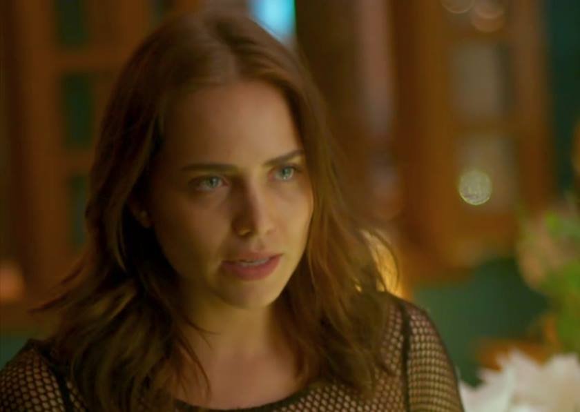 Leticia Colin mostra os seios em capa de revista: "Luta por liberdade"