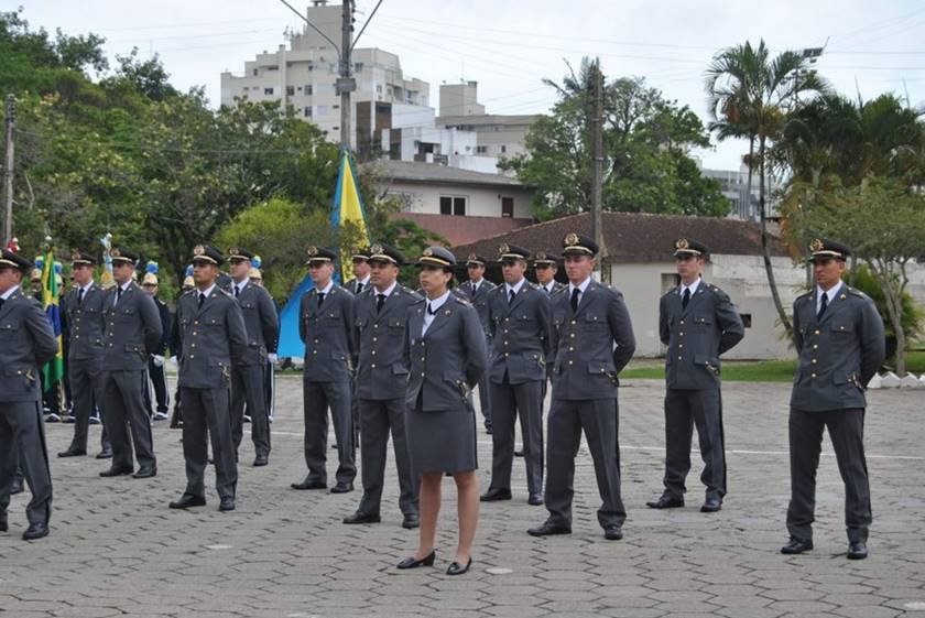 PMSC tem 70 vagas para oficial, com salário de até R$ 12 mil | Metrópoles