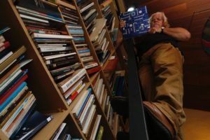 Nicolas Behr, o poeta marginal que fez Brasília gozar de amor | Metrópoles