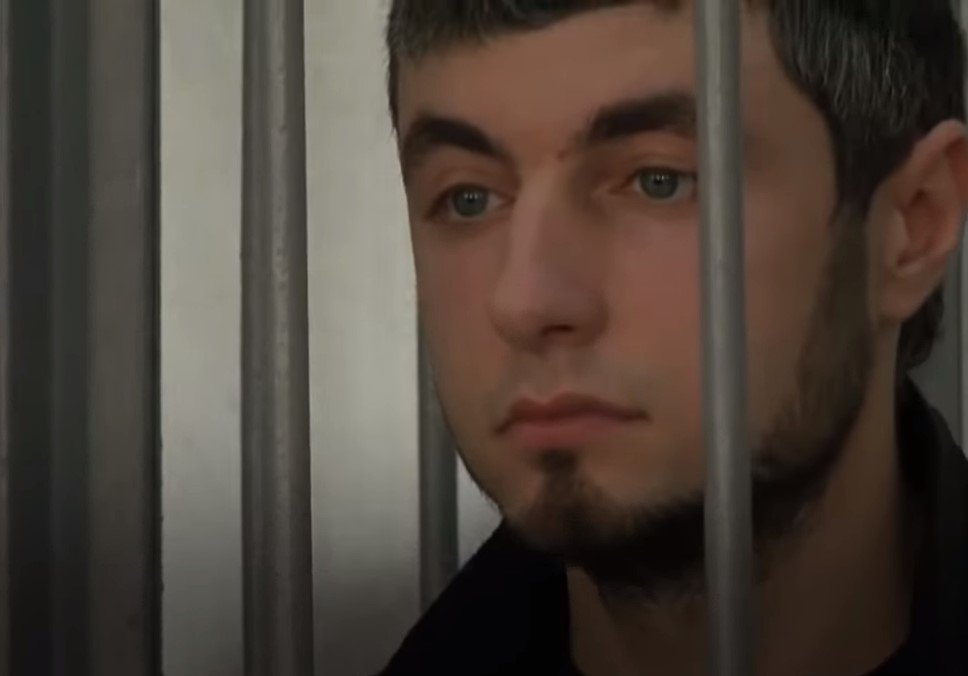 Homem leva mulher para floresta e amputa as mãos dela com um machado