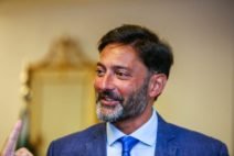 Embaixada homenageia 50 anos da visita da rainha com selo e medalha