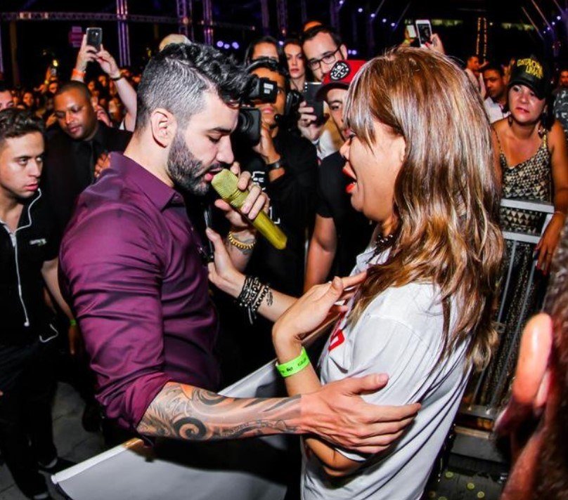 Gusttavo Lima se comove com fã e doa R$ 12 mil durante show no DF ... Gusttavo Lima se comove com fã e doa R$ 12 mil durante show no DF ...