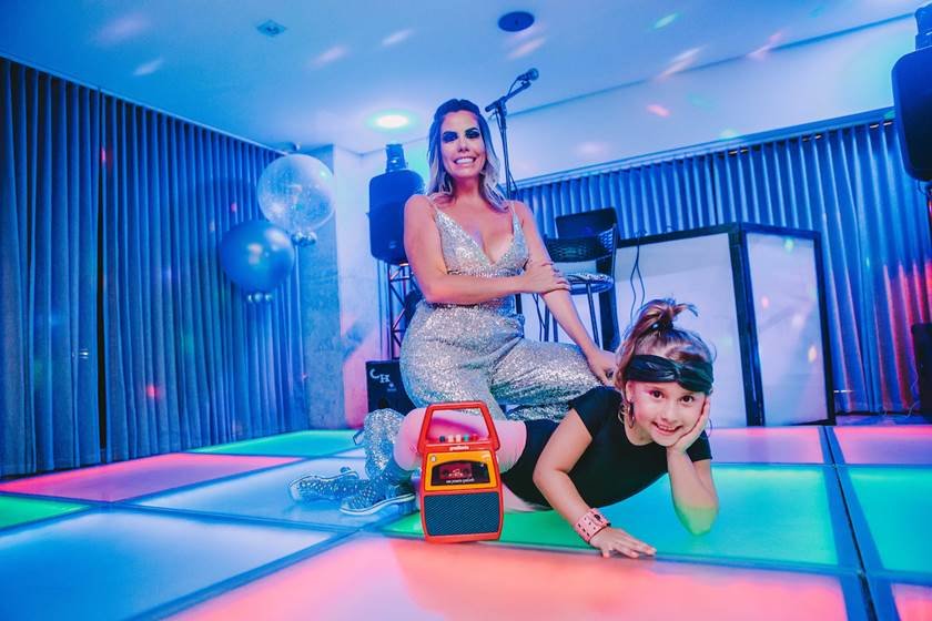 Flash back: Julia Mendonça comemora aniversário com balada retrô ...