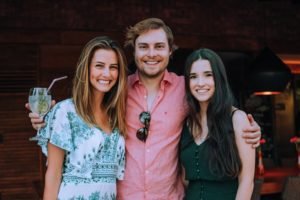 Isabella Lim celebra os 22 anos com happy hour dançante entre amigas ...