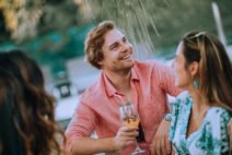 Isabella Lim celebra os 22 anos com happy hour dançante entre amigas