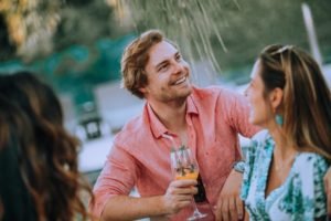 Isabella Lim celebra os 22 anos com happy hour dançante entre amigas