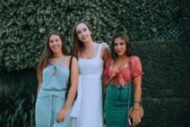 Isabella Lim celebra os 22 anos com happy hour dançante entre amigas