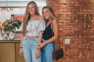 Isabella Lim celebra os 22 anos com happy hour dançante entre amigas ...