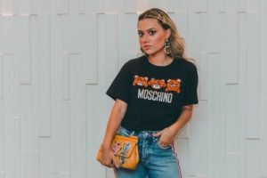 Isabella Lim celebra os 22 anos com happy hour dançante entre amigas