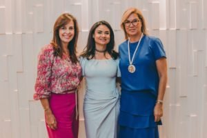 Isabella Lim celebra os 22 anos com happy hour dançante entre amigas