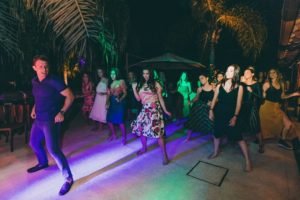 Isabella Lim celebra os 22 anos com happy hour dançante entre amigas