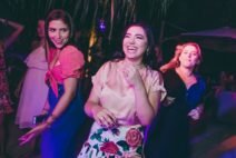 Isabella Lim celebra os 22 anos com happy hour dançante entre amigas
