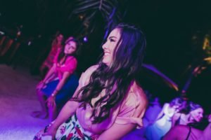 Isabella Lim celebra os 22 anos com happy hour dançante entre amigas