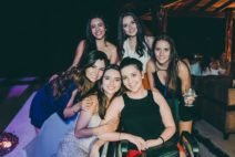 Isabella Lim celebra os 22 anos com happy hour dançante entre amigas