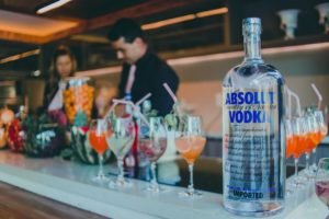 Isabella Lim celebra os 22 anos com happy hour dançante entre amigas