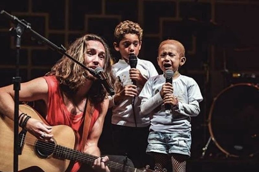 Veja live com show ao vivo do cantor Vitor Kley