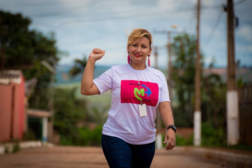 Conheça a vizinha que mete a colher em briga de marido e mulher ...
