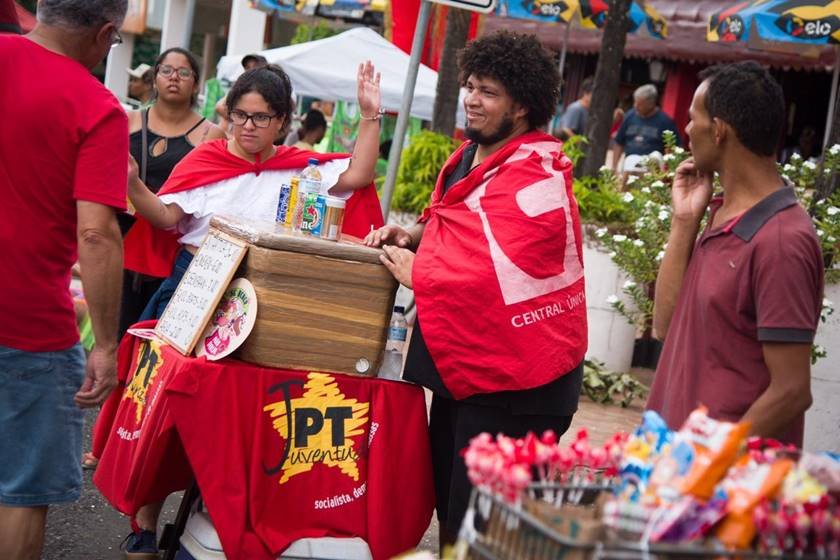 Pacotão desfila com irreverência pelas ruas de Brasília | Metrópoles