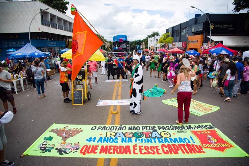 Pacotão desfila com irreverência pelas ruas de Brasília | Metrópoles