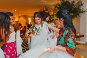 Prestes a subir ao altar, Luciana Ferrer ganha chá de panela | Metrópoles