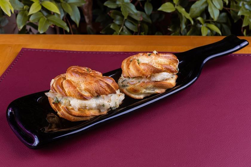 Profiterole: aprenda a fazer o doce francês para o café da tarde ...