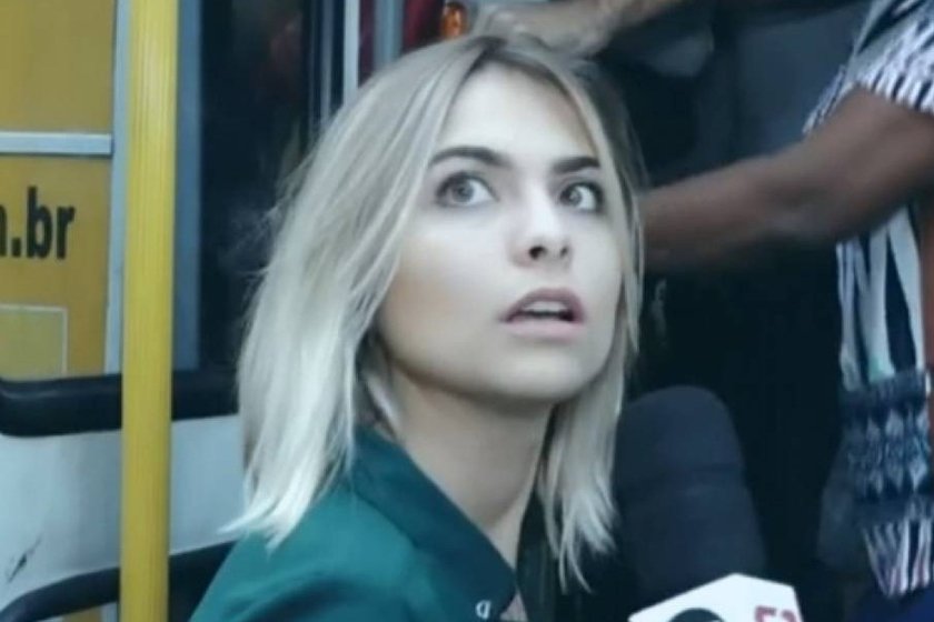 Repórter é atingida por porta de ônibus ao vivo e quase fica presa ...