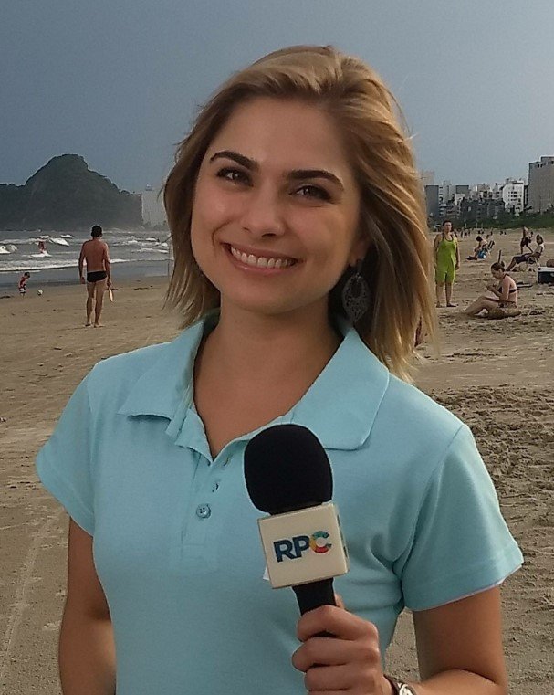 Repórter é atingida por porta de ônibus ao vivo e quase fica presa ...