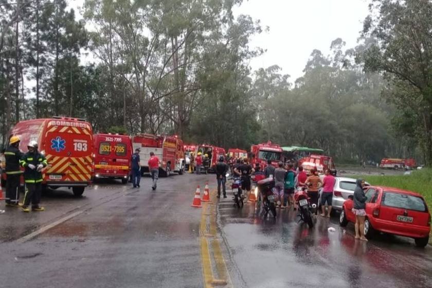 Batida entre carreta e ônibus deixa mortos, em Santa Catarina | Metrópoles