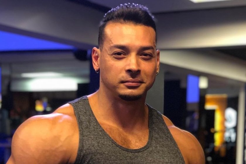 Felipe Franco mostra as costas e choca a web com cintura fina demais ...