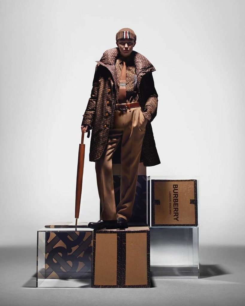 Burberry fecha 10% das lojas pelo mundo. Saiba o porquê | Metrópoles