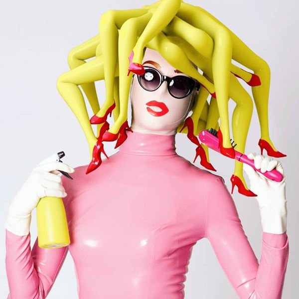 Boneca inflável e modelo “alienígena” ganham espaço no mundo da moda ...