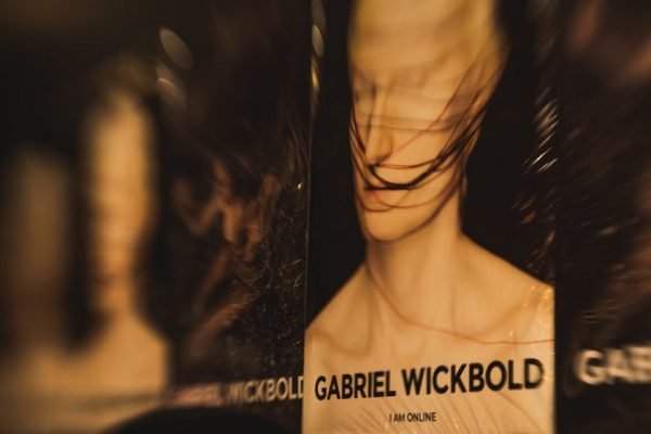 Fotógrafo Gabriel Wickbold lança livro na galeria Divino Quadro ...
