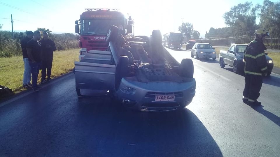 Carro capota e três pessoas ficam feridas na BR-020 | Metrópoles