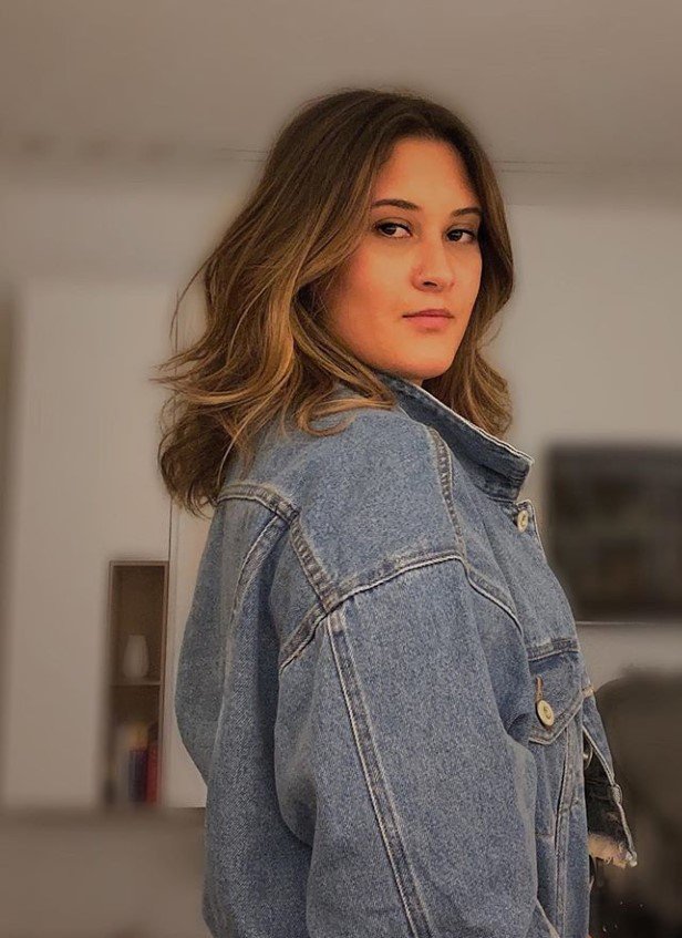 Filha de Bonner e Fátima posa em praia e recebe onda de elogios ...