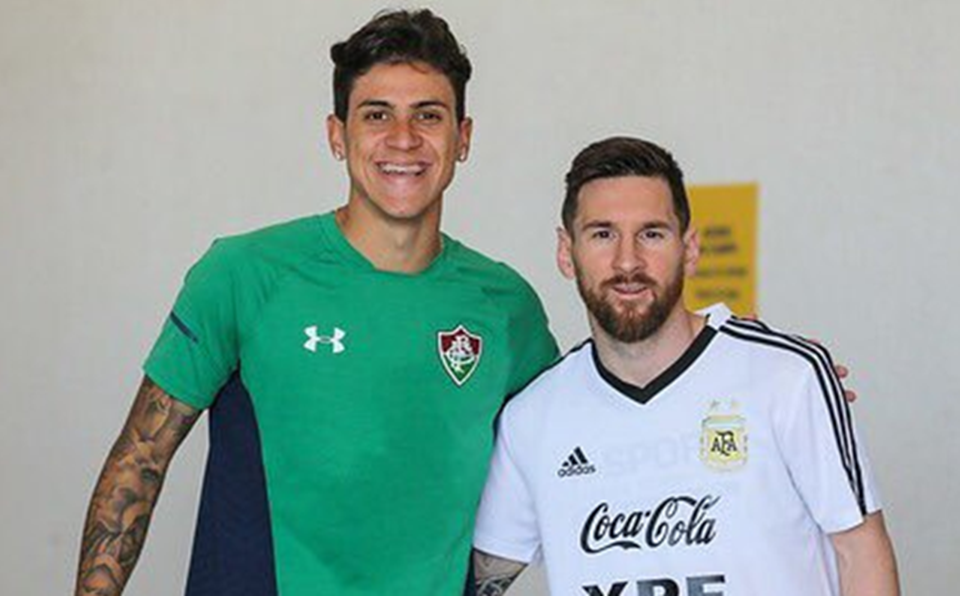 Messi treina no CT do Flu, ganha camisa e tira foto com Pedro