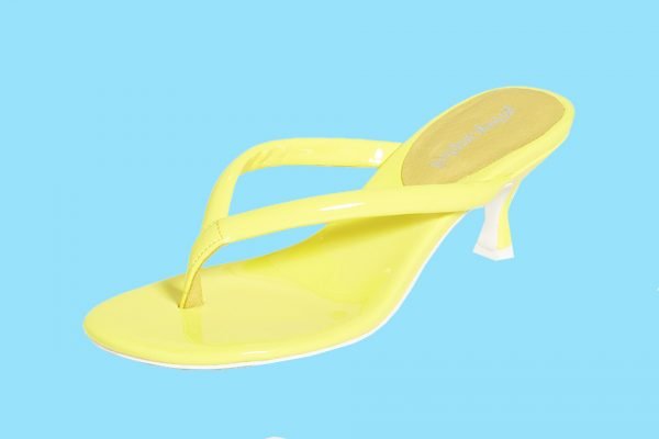 Populares no início dos anos 2000, chinelos de salto estão de volta ...