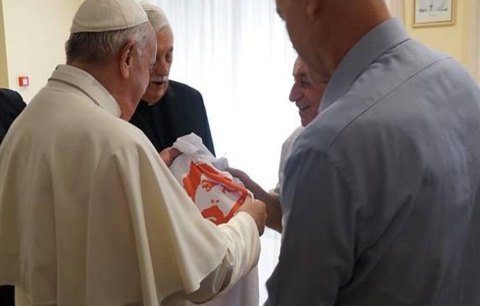 Papa Francisco ganha camiseta da campanha “Lula Livre” | Metrópoles