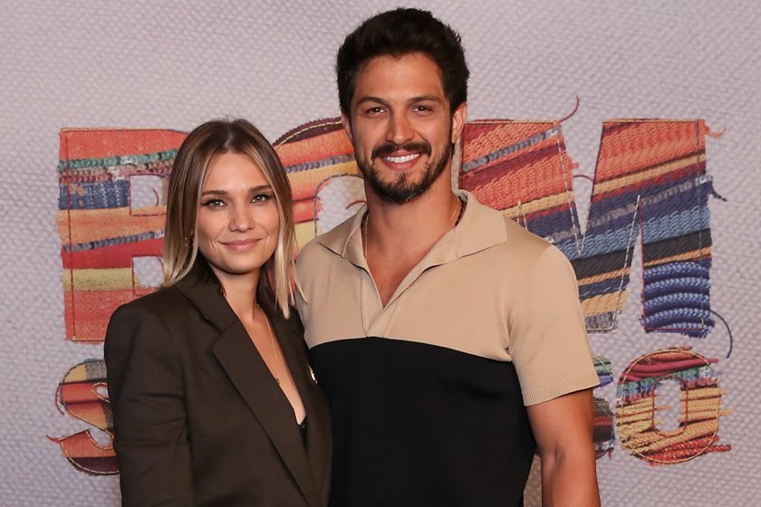 Romulo Estrela posa sem camisa e enlouquece fãs: "Pernas bambas"