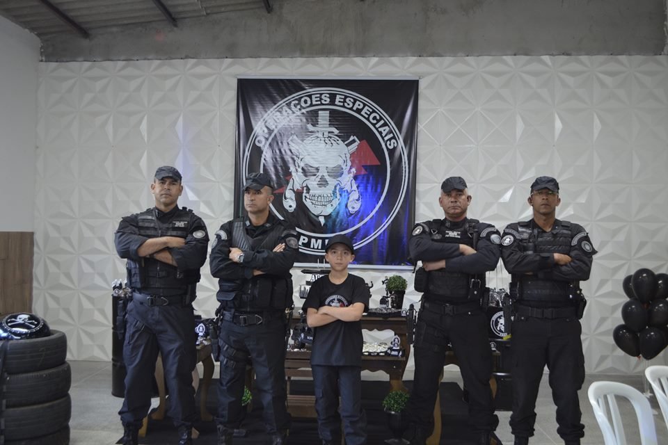Bope faz surpresa em aniversário de criança que sonha em ser policial ... Bope faz surpresa em aniversário de criança que sonha em ser policial ...