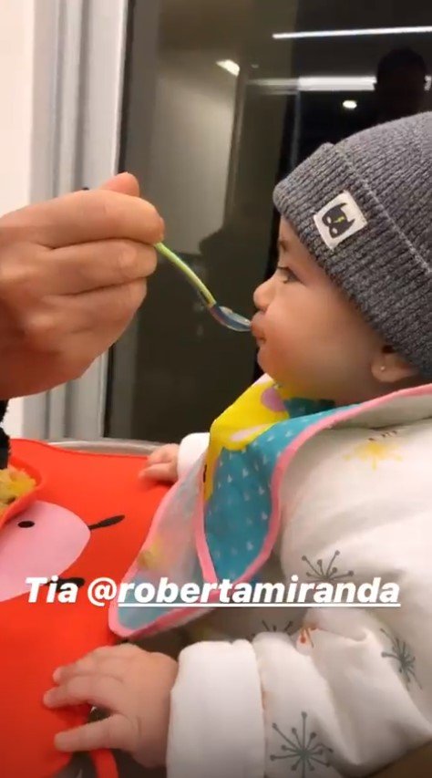 Roberta Miranda canta e dá comida para Zoe, filha de Sabrina Sato ...