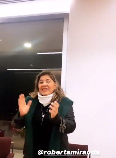 Roberta Miranda canta e dá comida para Zoe, filha de Sabrina Sato ...